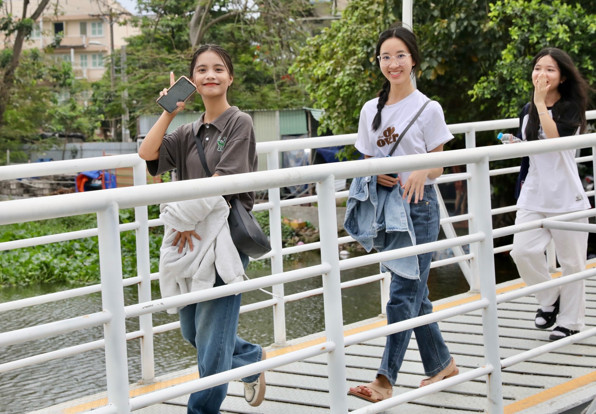 Sinh Viên Nhận Học Bổng Nâng Bước Thủ Khoa Háo Hức Trong Lần đầu Tham Quan Tphcm