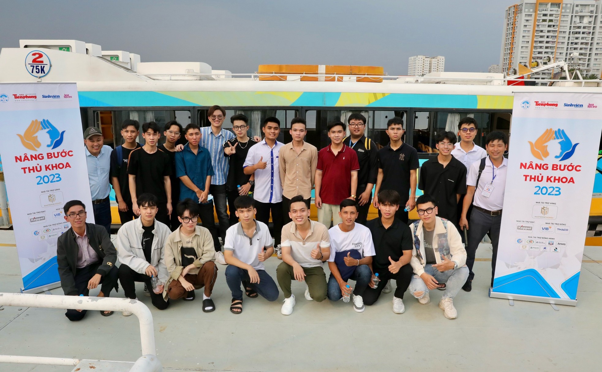 Sinh Viên Nhận Học Bổng Nâng Bước Thủ Khoa Háo Hức Trong Lần đầu Tham Quan Tphcm