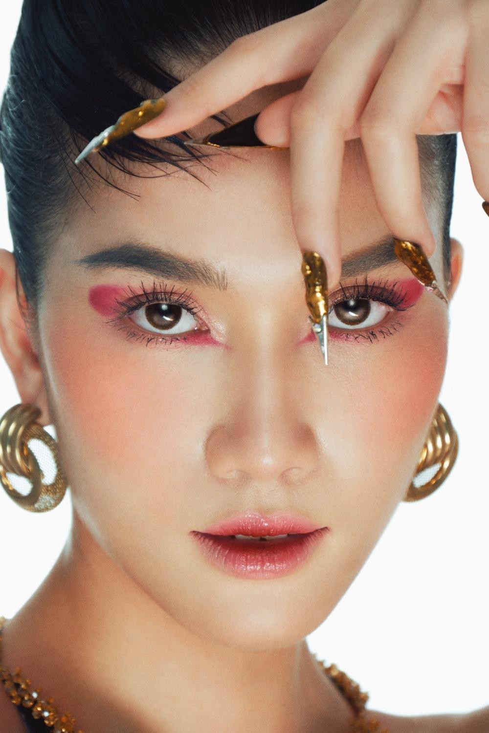Á Hậu Phương Anh Khiến Người Hâm Mộ Bất Ngờ Với Vẻ đẹp Ma Mị Trong Bộ