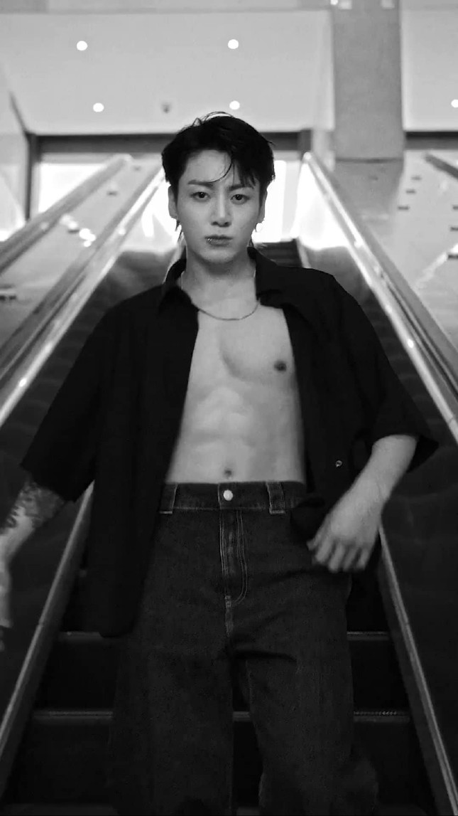 Jung Kook Bts Khoe Trọn Cơ Bụng Săn Chắc Trong Loạt ảnh Mới Tại New York